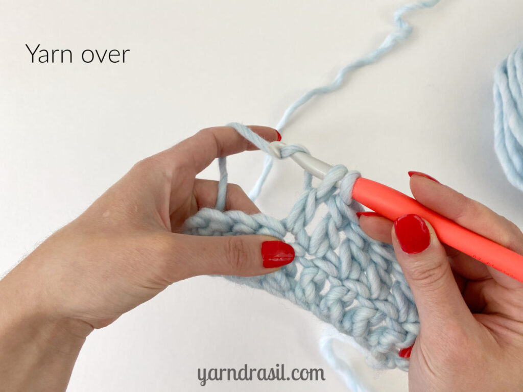 Double crochet (dc) - Yarndrasil - Free Crochet Tutorial for Beginners